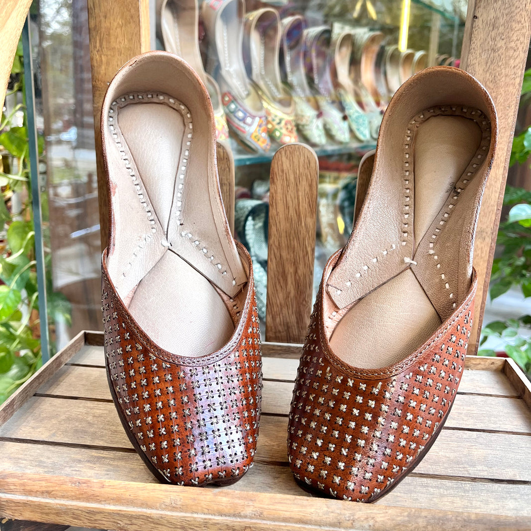 Jutties Maker - Premium Custom Jutties & Handcrafted Footwear Online ...